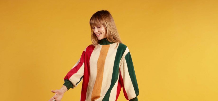 Elisa Erka retombe en “Enfance” dans son nouveau clip – Concertmag